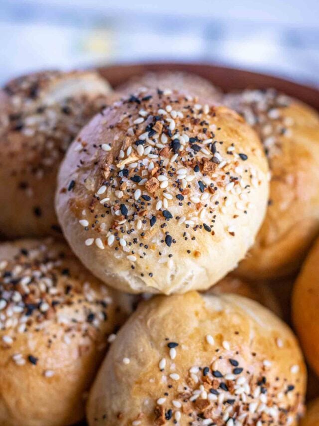 Easy, Addictive Everything Bagel Bombs Recipe - We All Eat Together